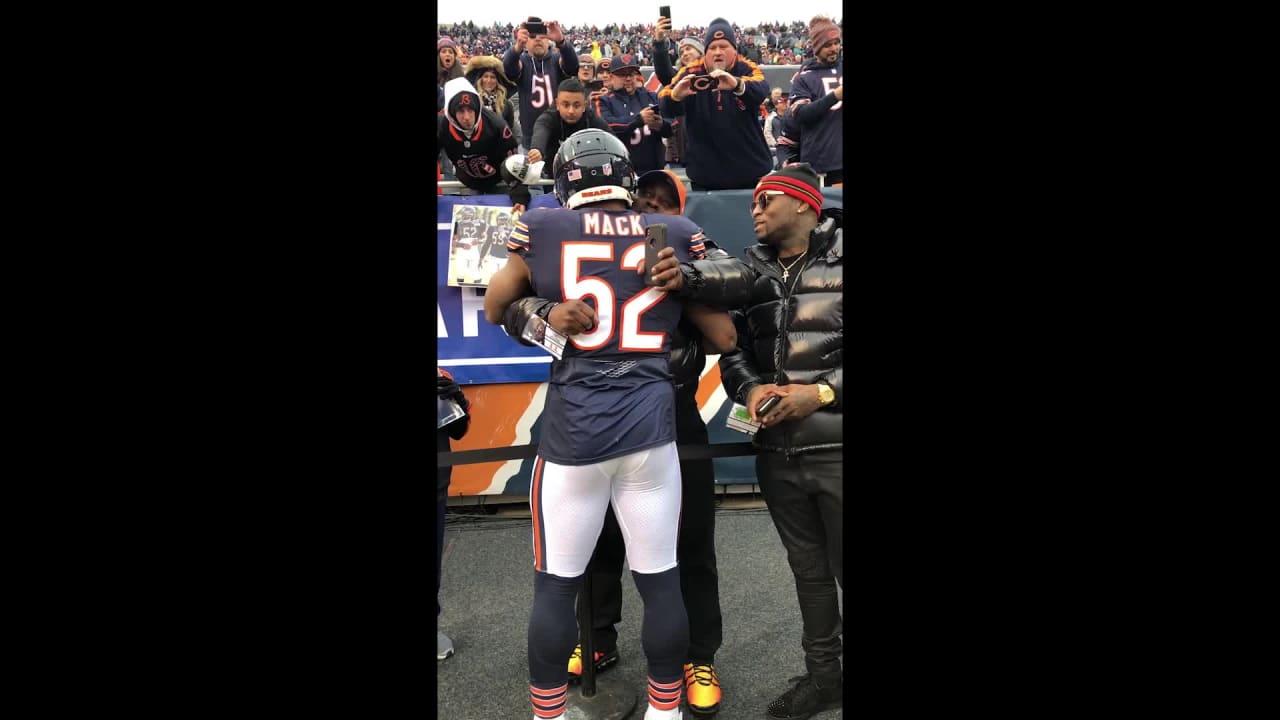 Mack hugs dad, family before first Bears playoff game