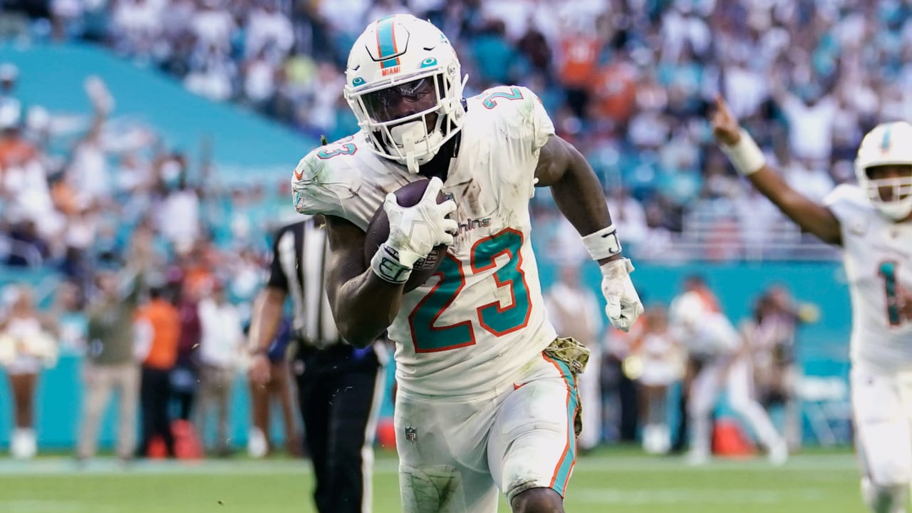 Miami Dolphins running back Jeff Wilson scurries toward the pylon for ...