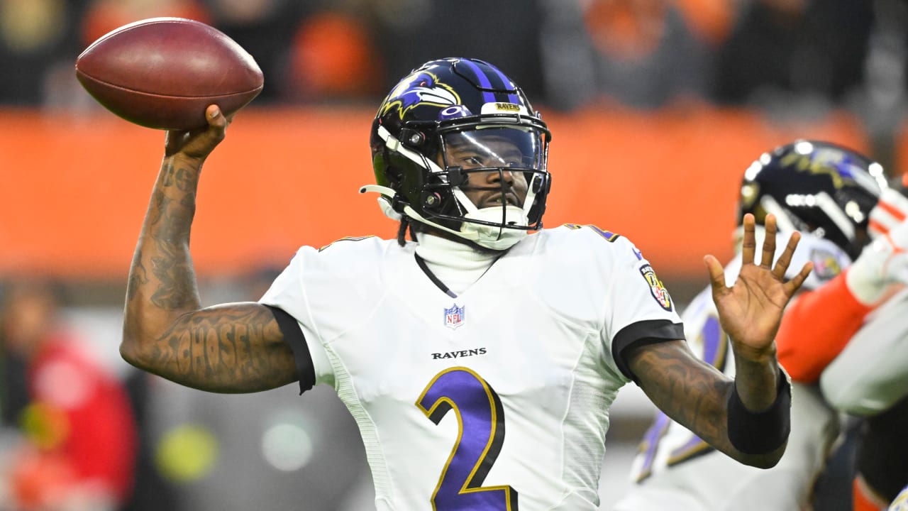 Baltimore Ravens quarterback Tyler Huntley delivers perfect strike to ...