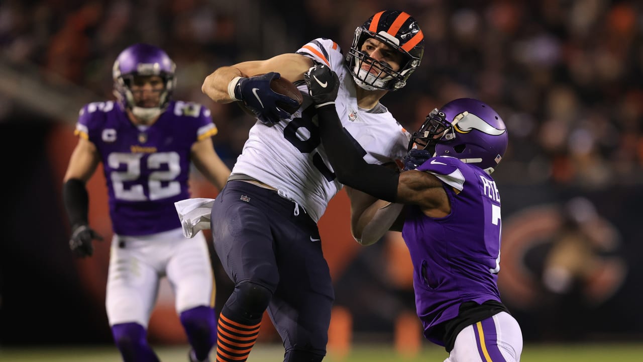 Chicago Bears quarterback Justin Fields fits tight-window throw to ...