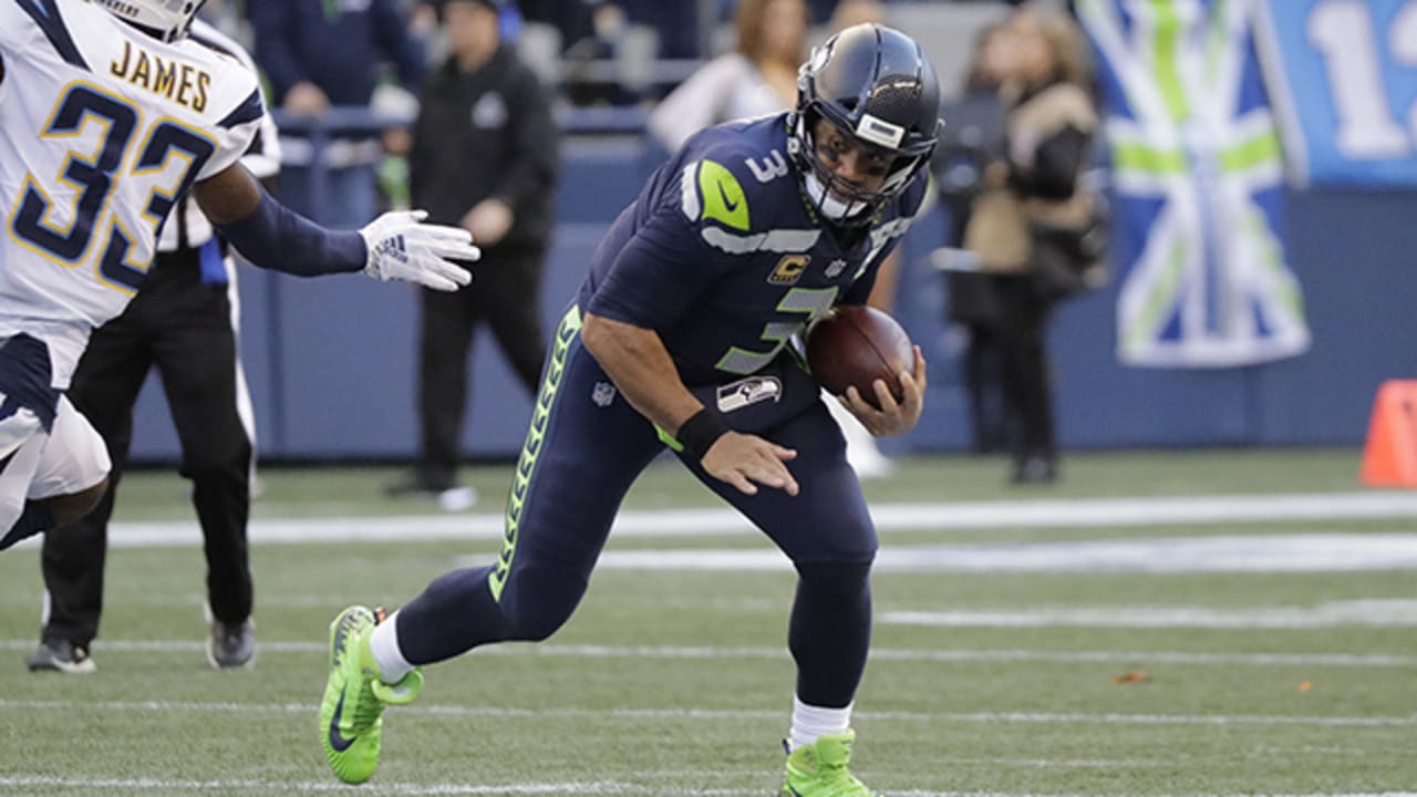 Wilson scrambles through defenders for 16 yards