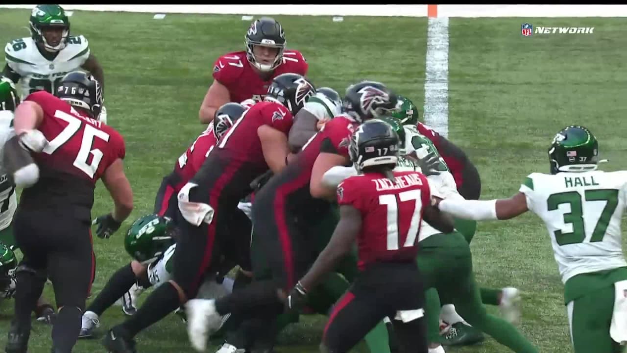 Atlanta Falcons running back Mike Davis forces his way in for the 3-yard TD