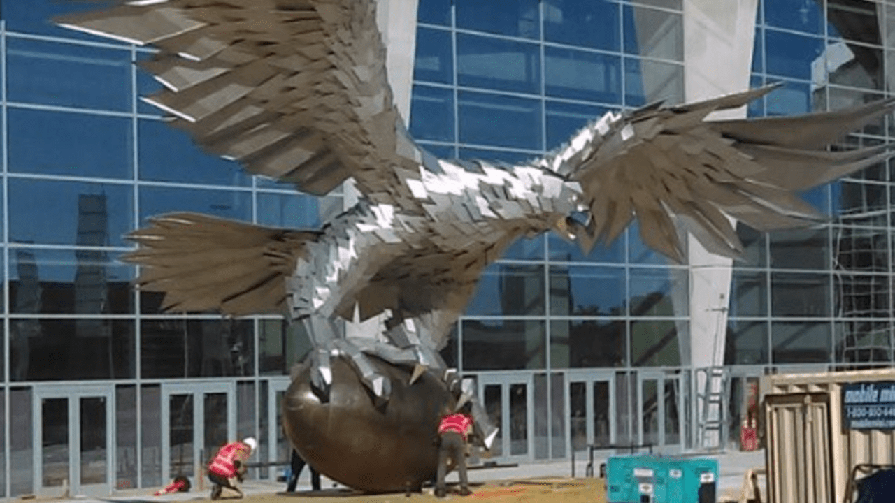 Atlanta Falcons' new stadium boasts giant statue
