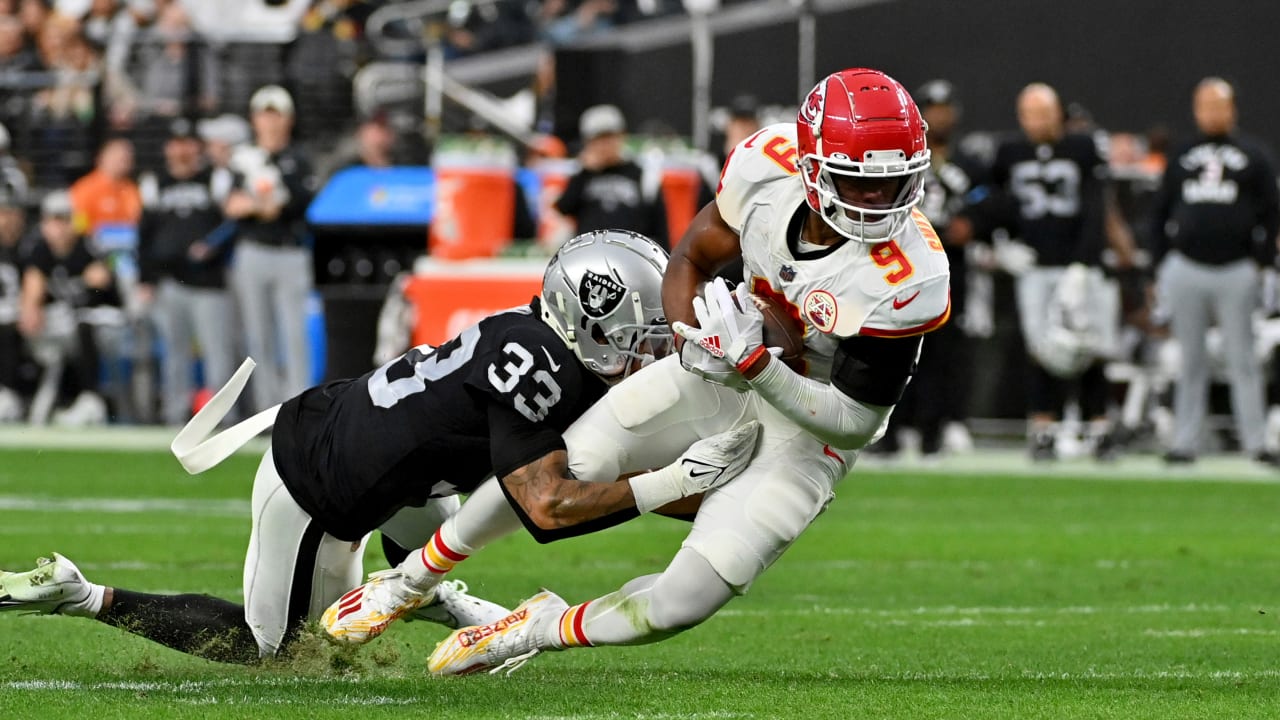 Kansas City Chiefs quarterback Patrick Mahomes works clean pocket ...