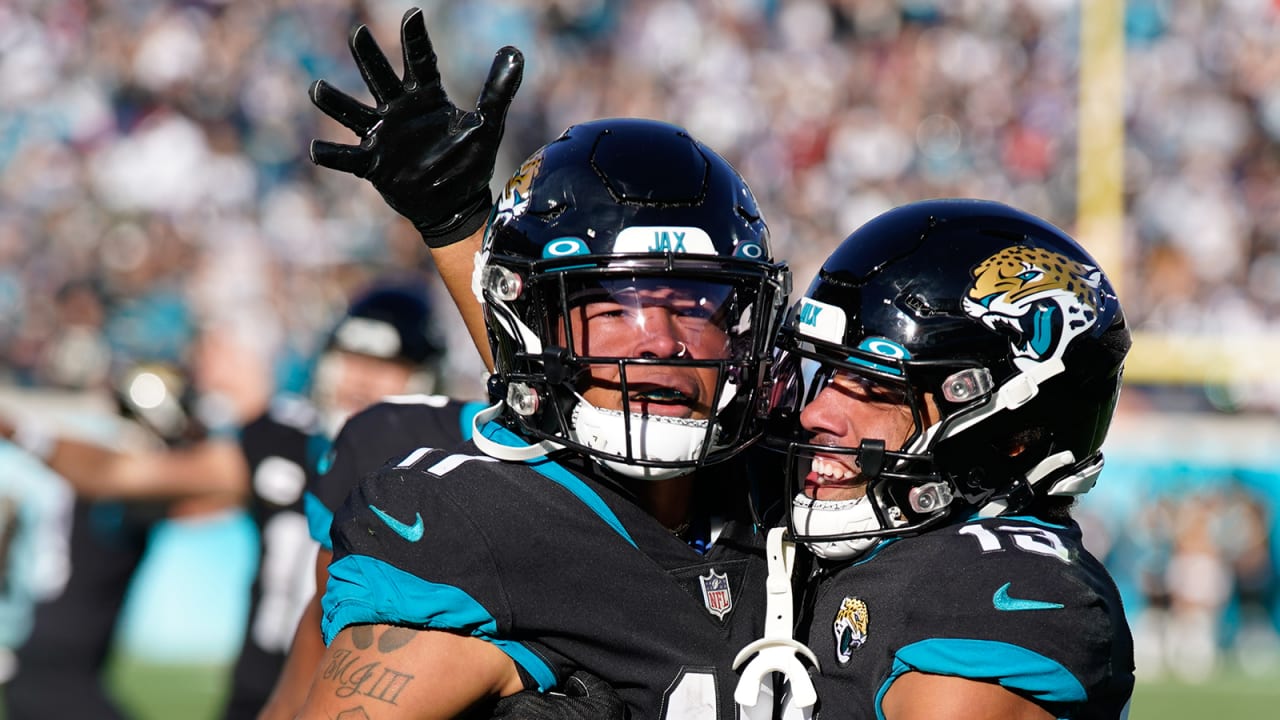 Jacksonville Jaguars quarterback Trevor Lawrence throws a dart to wide ...