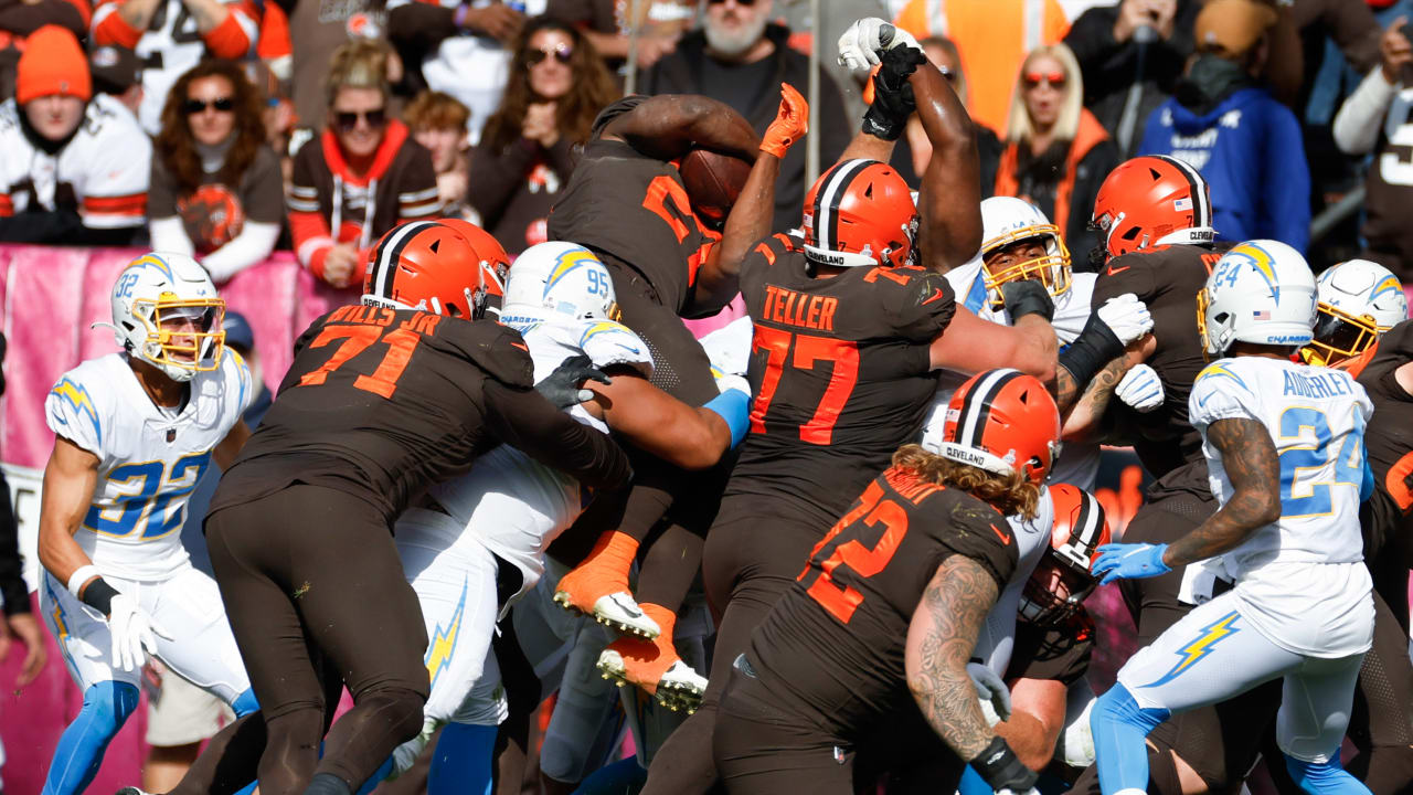 Cleveland Browns running back Kareem Hunt's crowd-surfing leap results ...