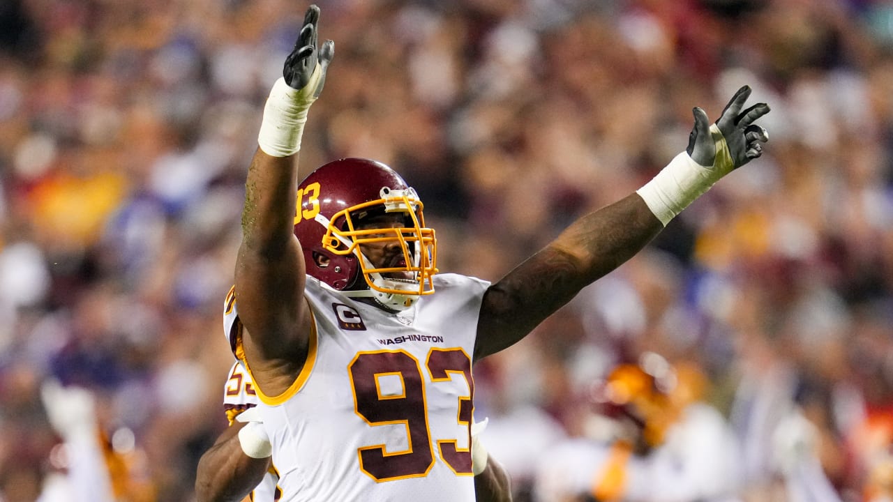 Washington Football Team defensive end Jonathan Allen wrestles New York ...
