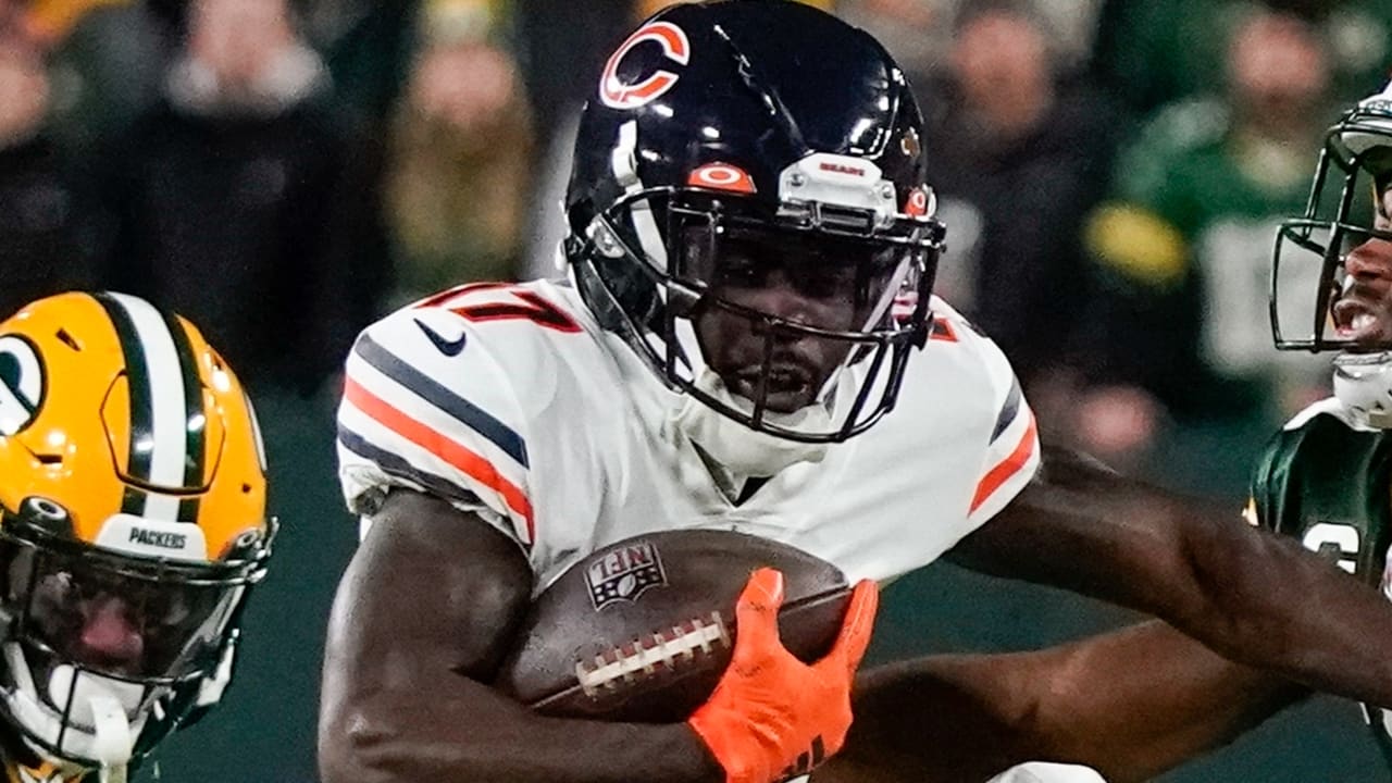 Chicago Bears wide receiver Jakeem Grant weaves through traffic on a ...