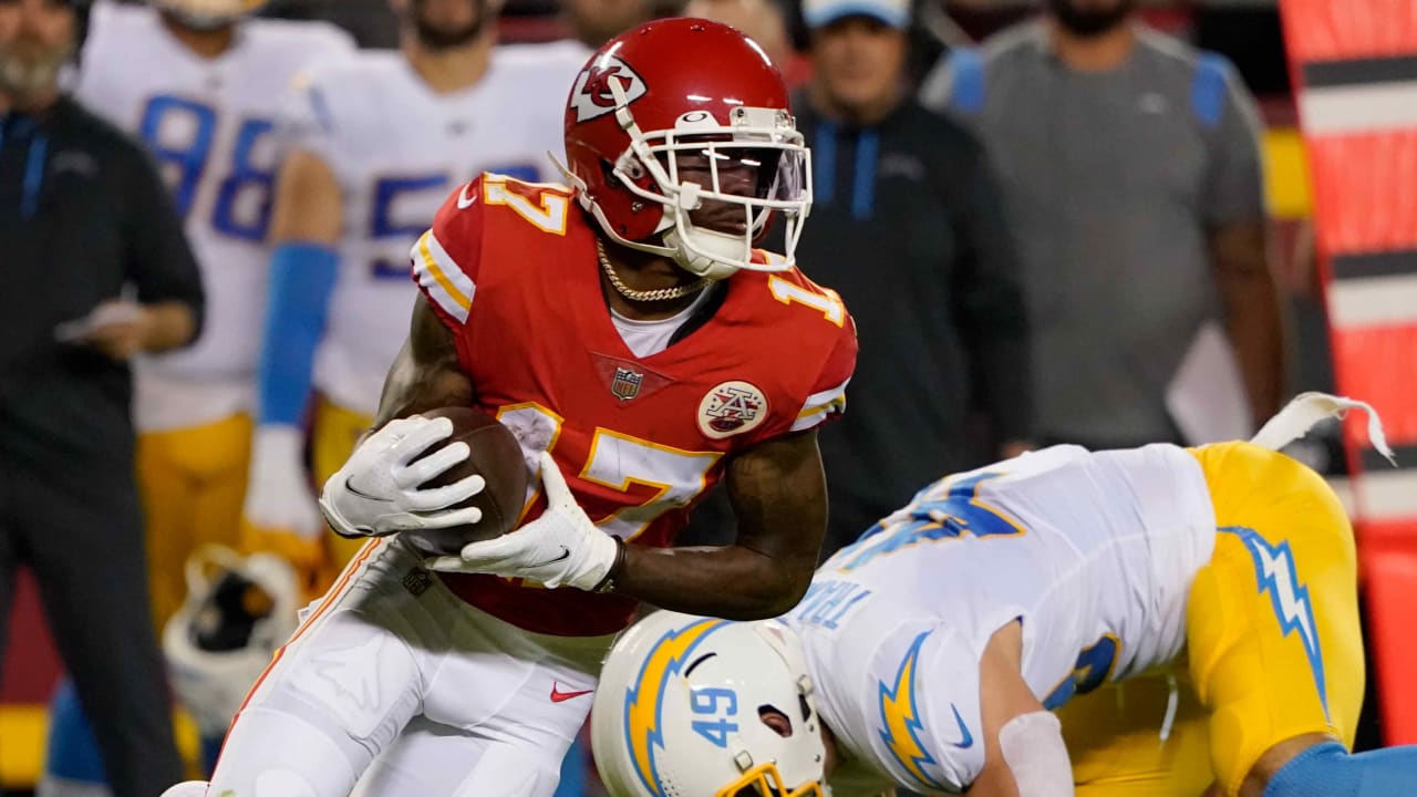 Kansas City Chiefs quarterback Patrick Mahomes slings 30-yard pass to ...