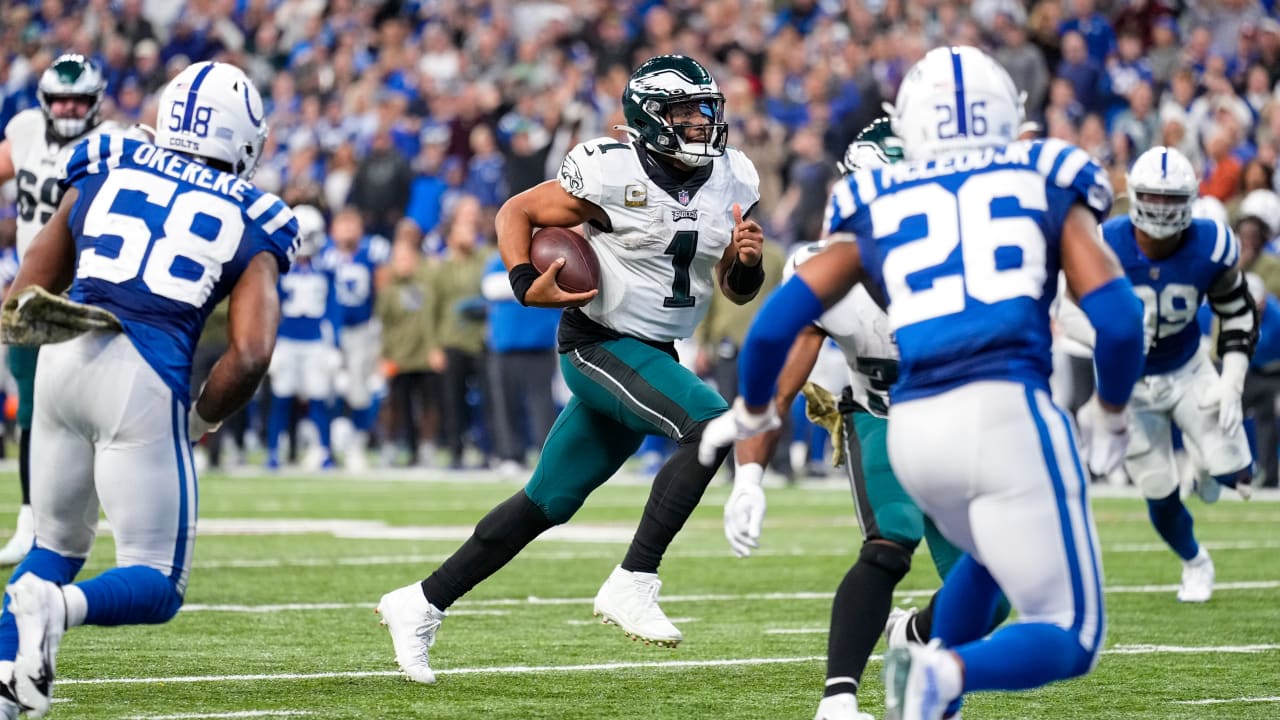 Philadelphia Eagles quarterback Jalen Hurts takes it himself and runs ...