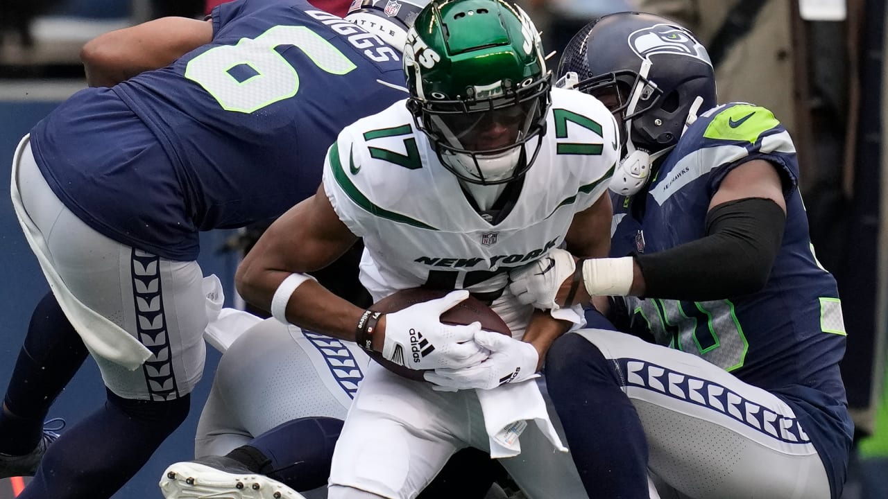 New York Jets wide receiver Garrett Wilson's 8-yard catch puts him over ...