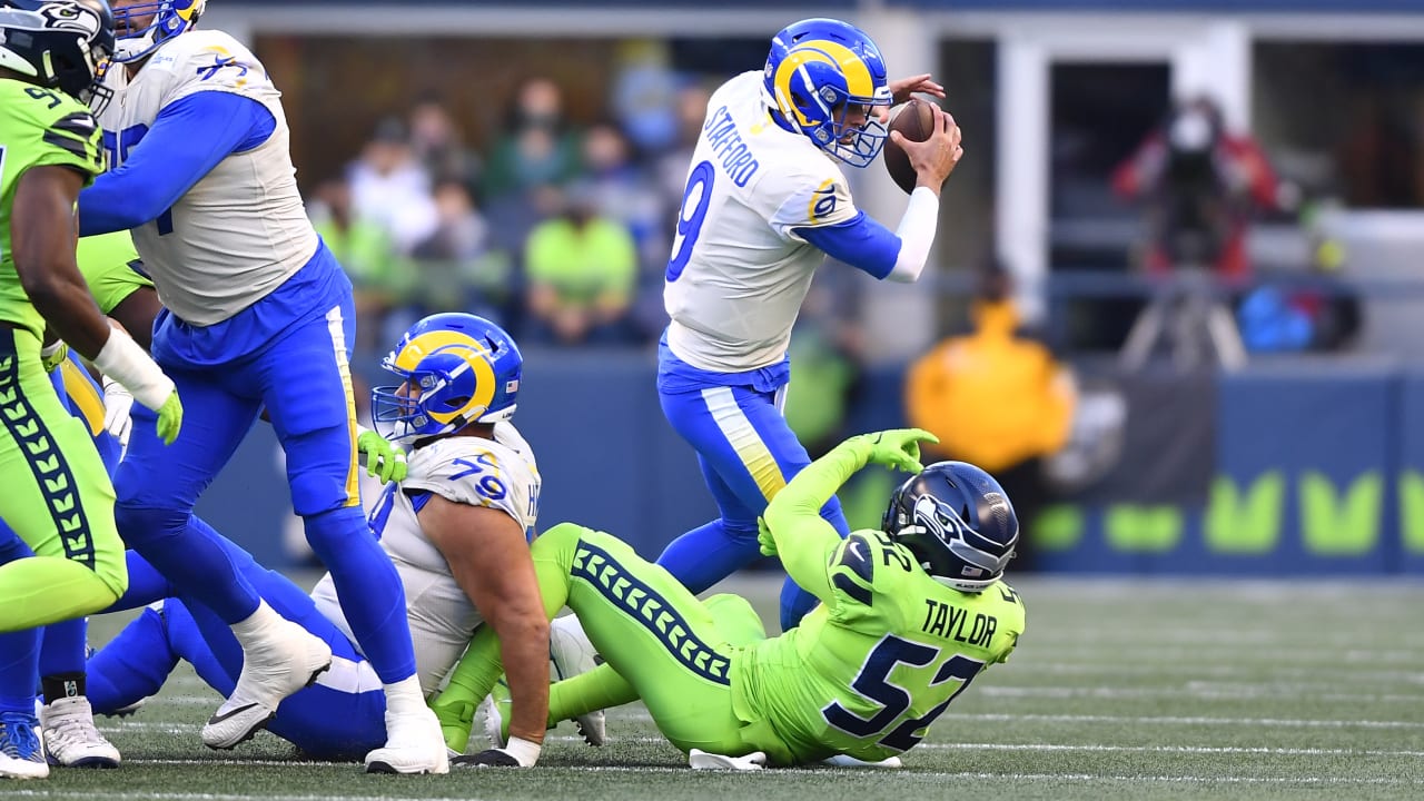 Seattle Seahawks defensive end Darrell Taylor overwhelms tight end's ...