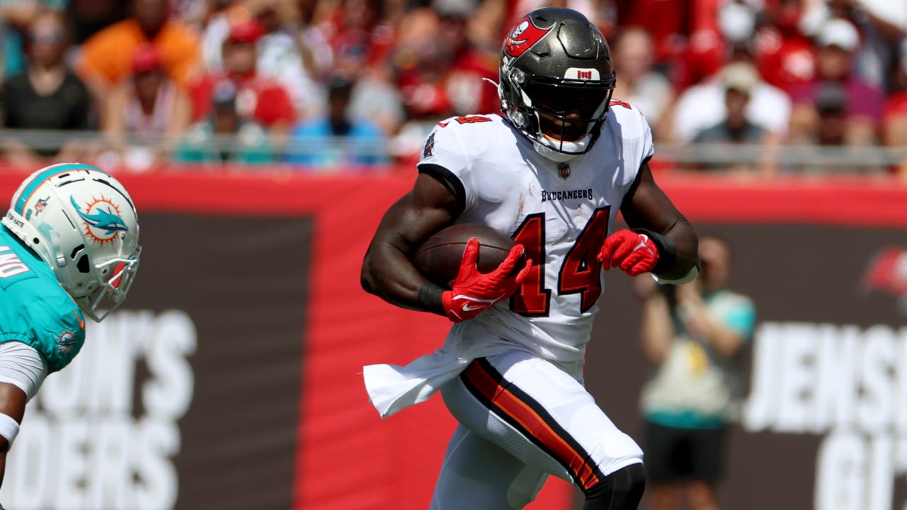 Tampa Bay Buccaneers wide receiver Chris Godwin takes screen pass for ...
