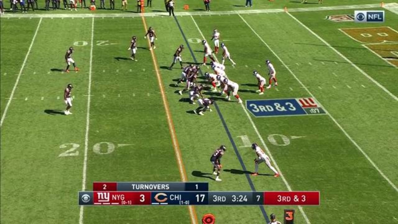 New York Giants quarterback Daniel Jones tosses pass up to running back ...