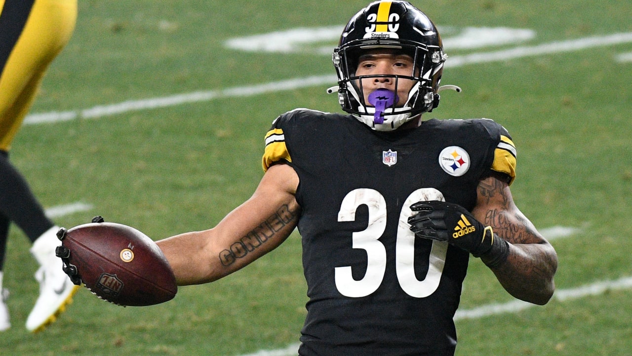 Pittsburgh Steelers running back James Conner takes a run outside for ...