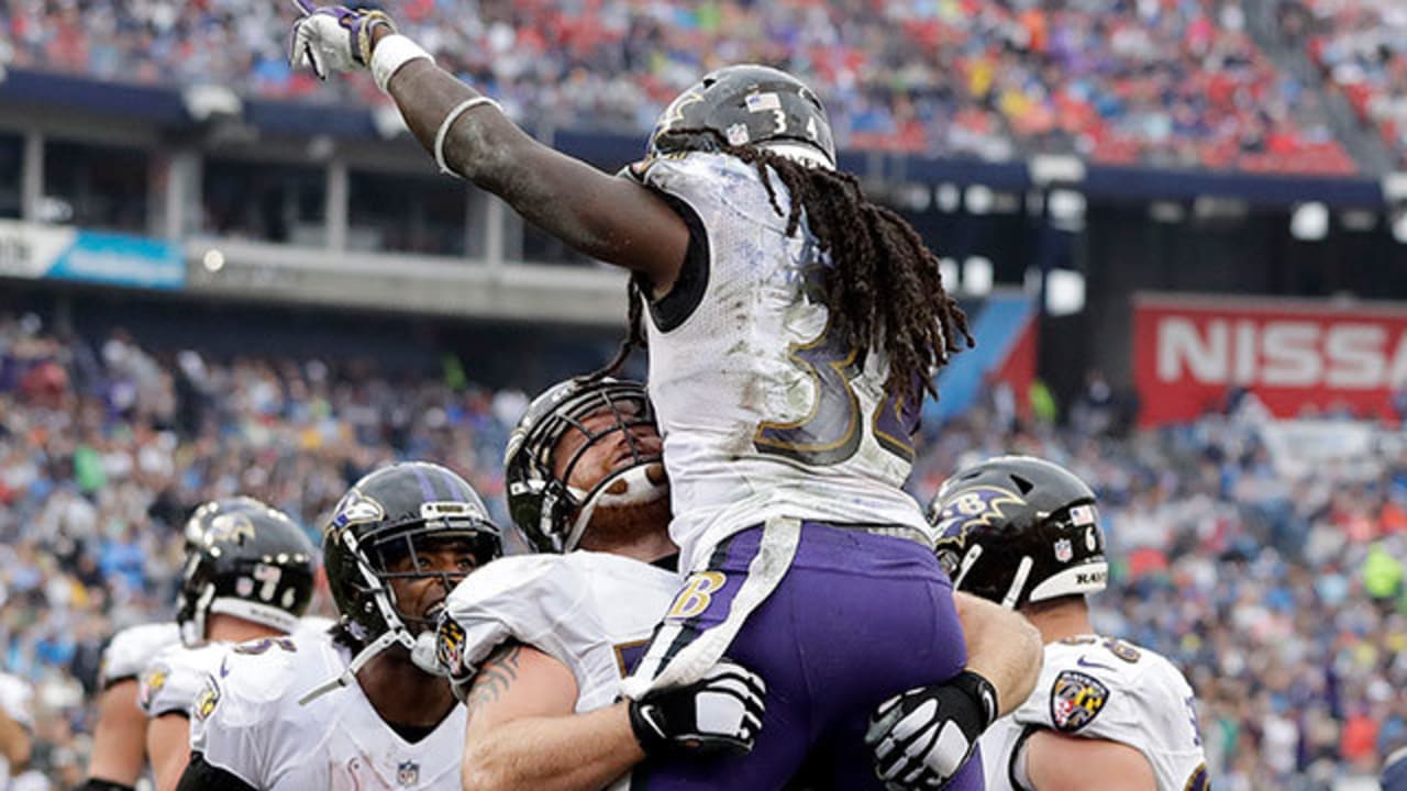 Alex Collins goes untouched for second TD of game