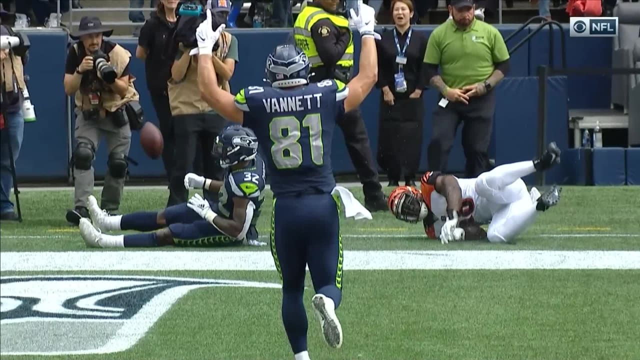 Chris Carson breaks slew of would-be tackles on his way to second TD