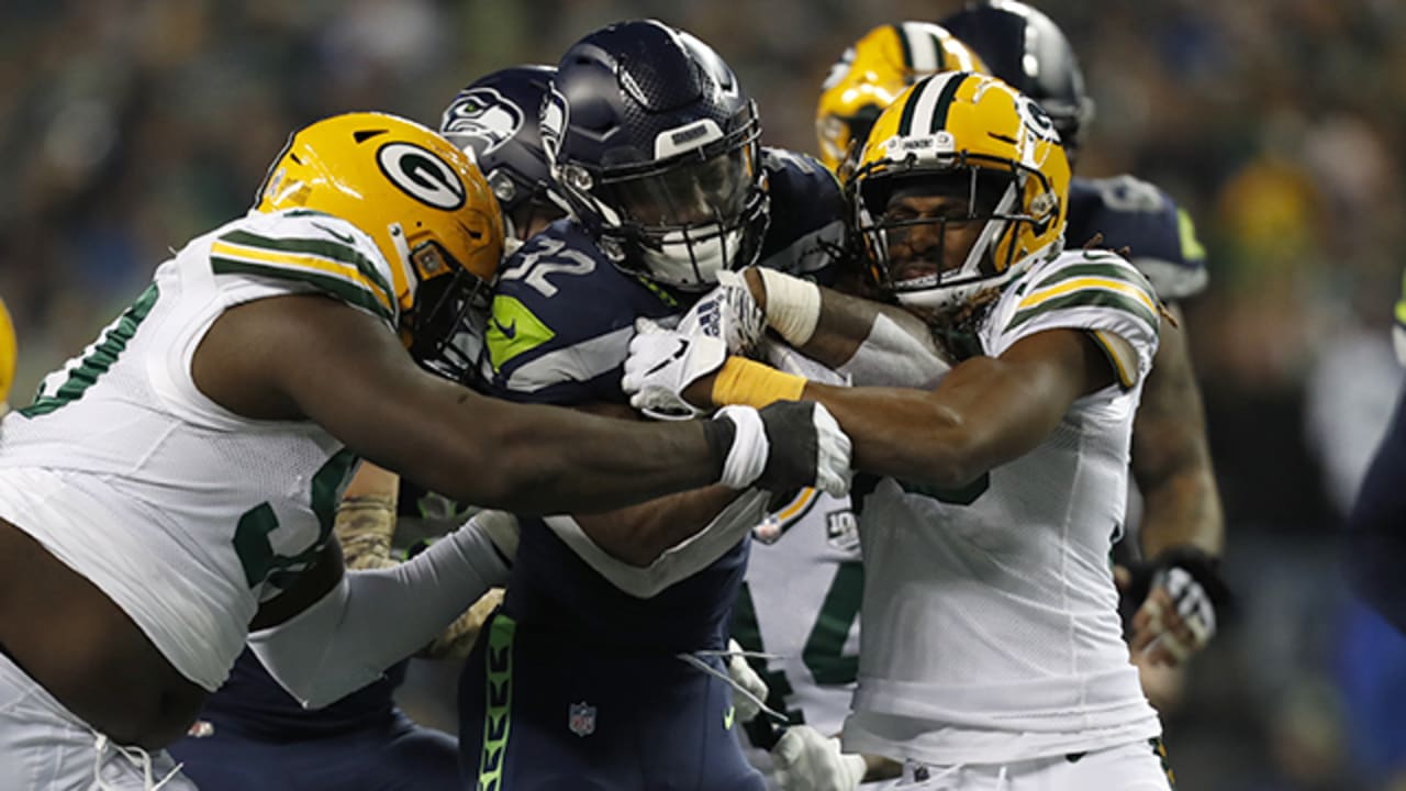Carson crashes through Packers' defense for physical third-down pickup
