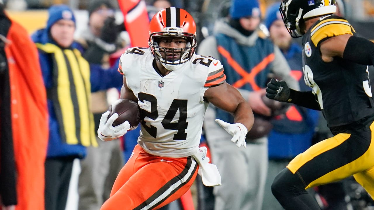 Cleveland Browns running back Nick Chubb dashes through open grass on ...