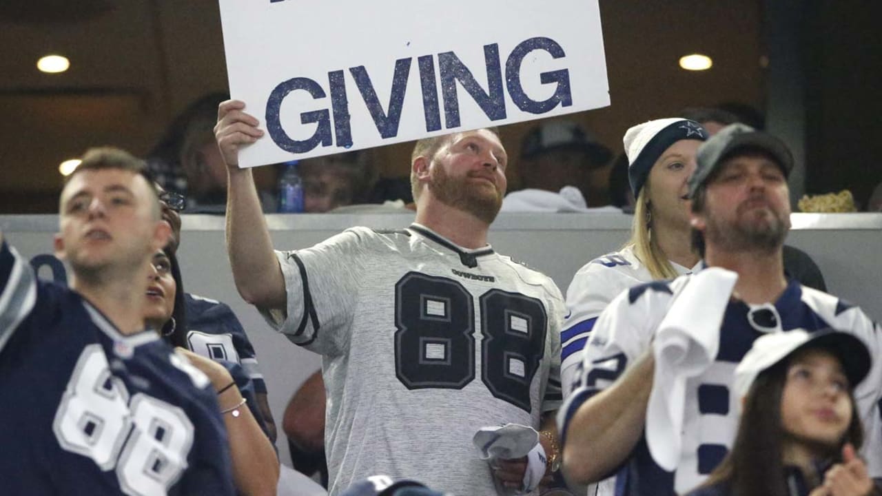 NFL players celebrate Thanksgiving on social media