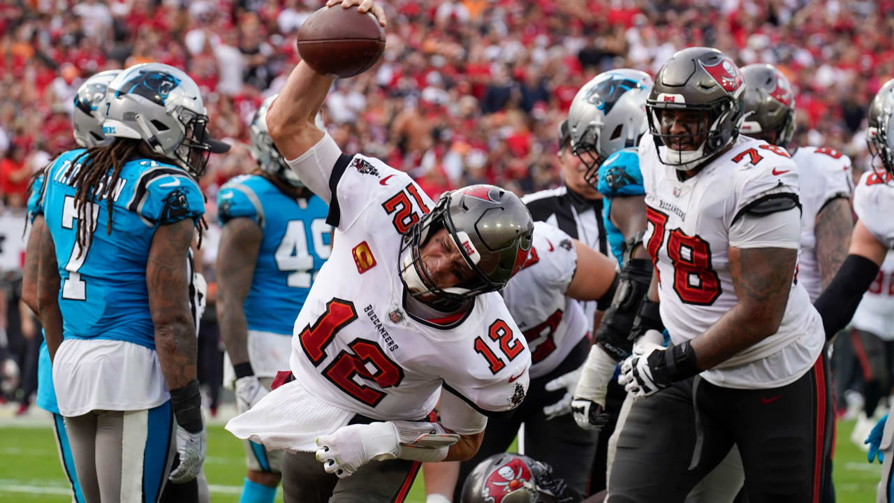 Tampa Bay Buccaneers quarterback Tom Brady gets low and drives into the ...