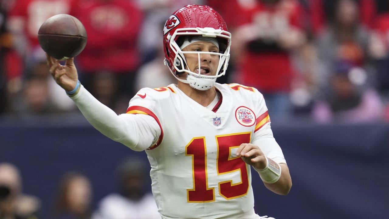 Kansas City Chiefs quarterback Patrick Mahomes slings roll-out TD toss ...