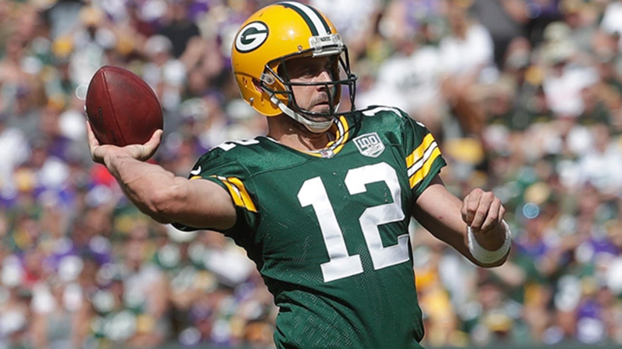 Rodgers finds Graham open near sideline on 34-yard completion