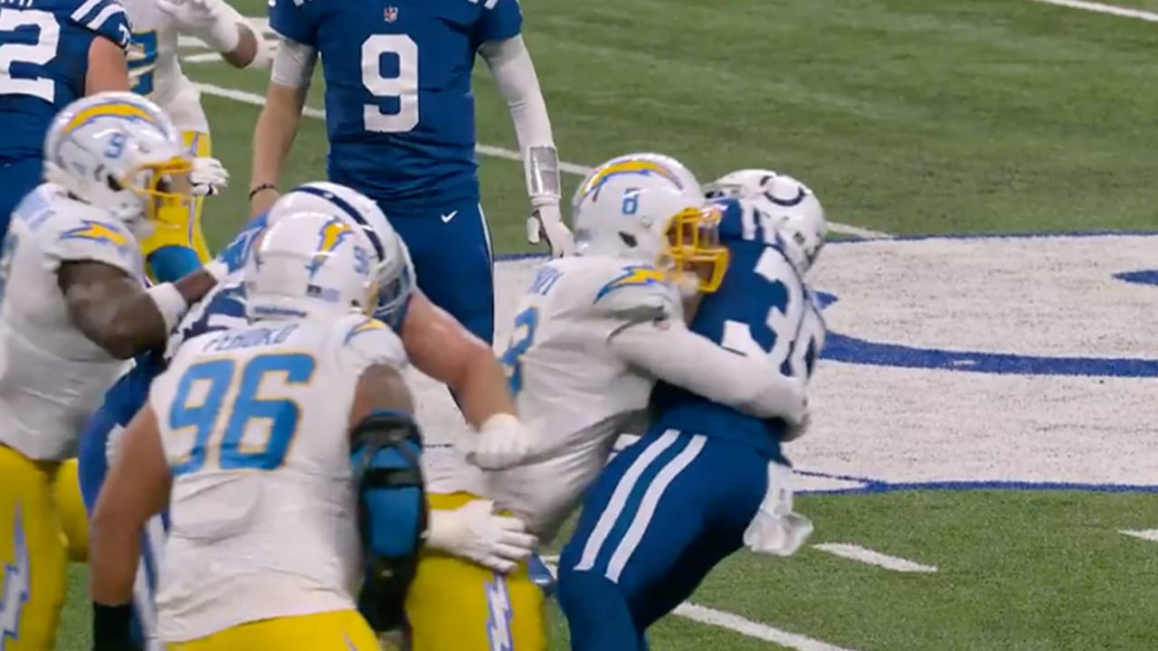 Los Angeles Chargers linebacker Kyle Van Noy's hit-stick tackle of ...