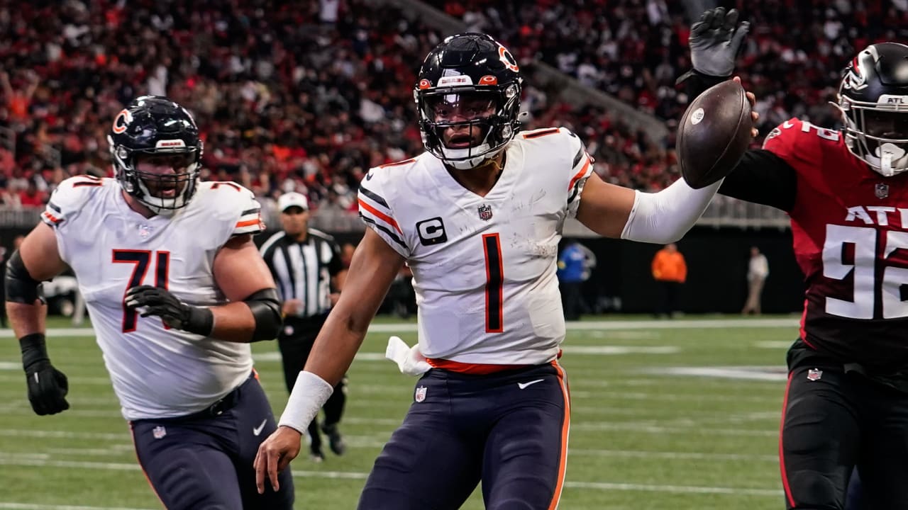 Chicago Bears quarterback Justin Fields goes nearly untouched on QB ...