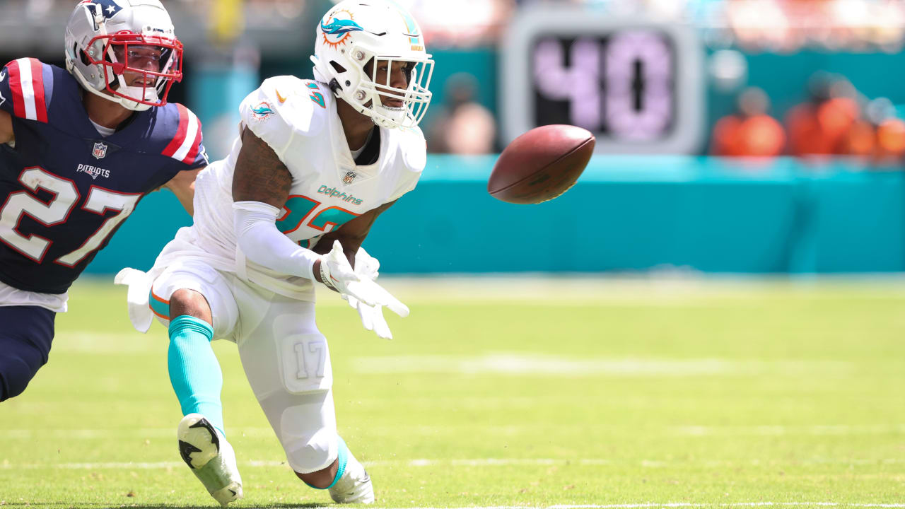 Miami Dolphins wide receiver Jaylen Waddle makes kneeling 8-yard grab ...