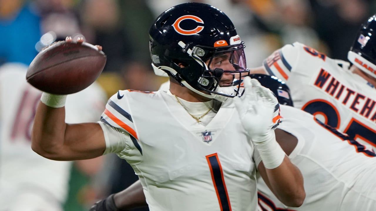 Chicago Bears rookie quarterback Justin Fields shows poise delivering a ...