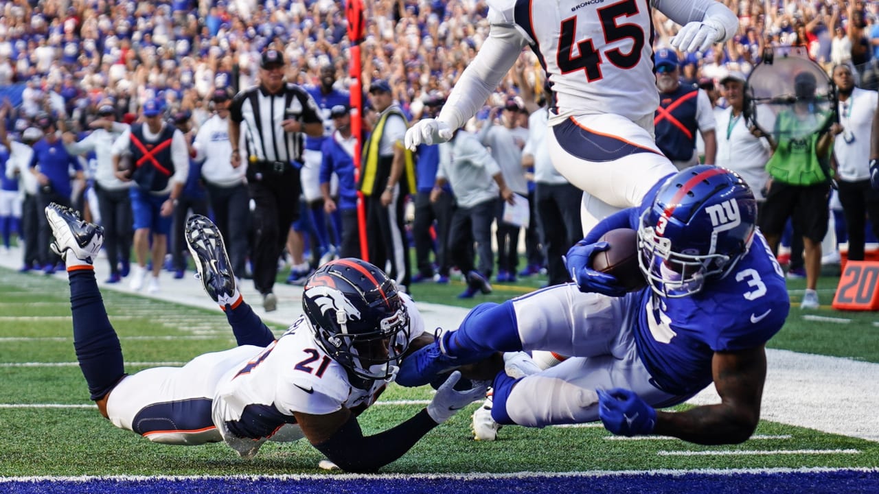 New York Giants wide receiver Sterling Shepard straddles the sideline ...