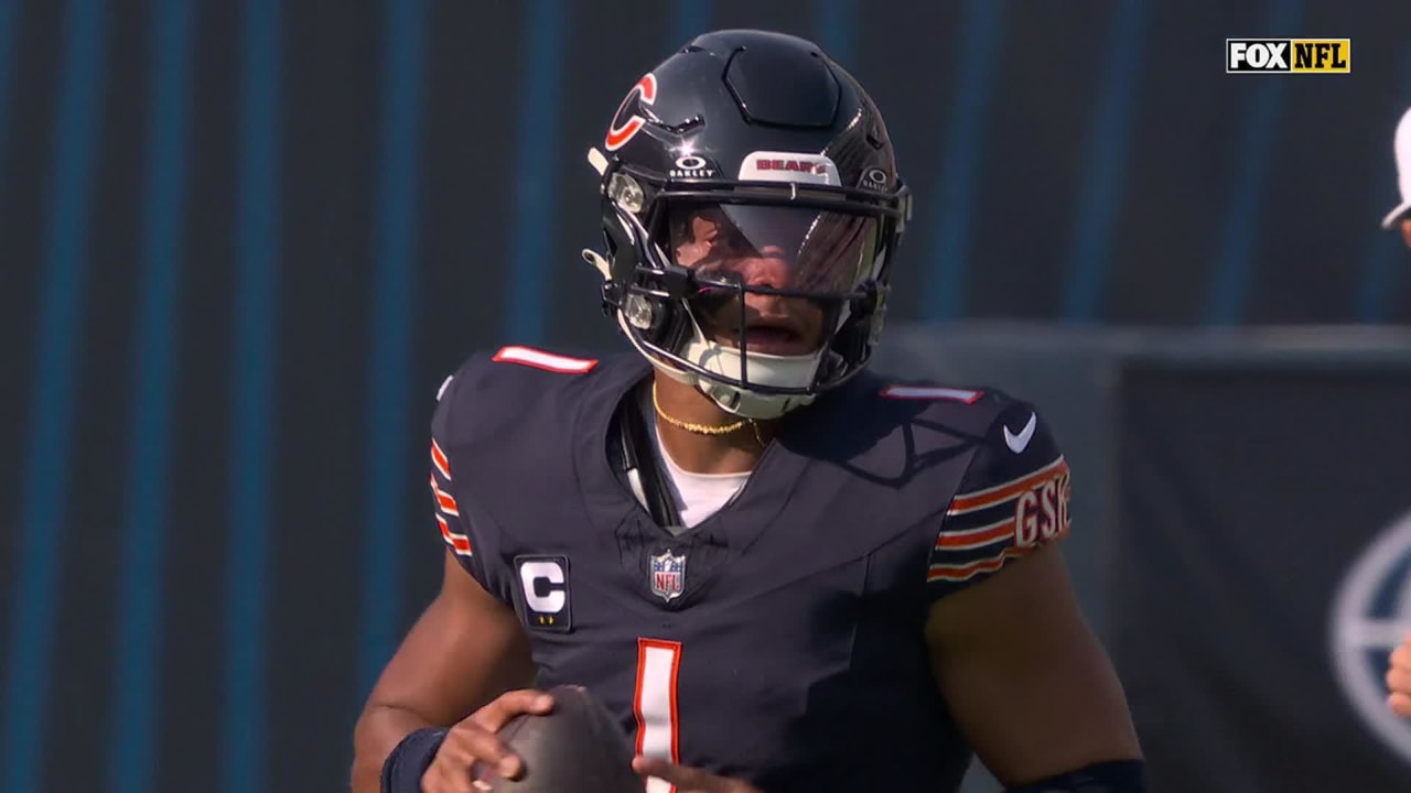 Chicago Bears quarterback Justin Fields escapes surefire tackle try by ...