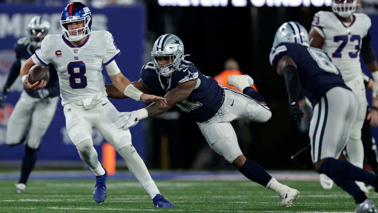 New York Giants quarterback Daniel Jones improvises with his feet and ...