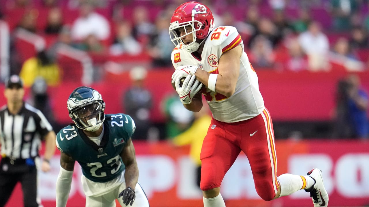 Kansas City Chiefs tight end Travis Kelce scoops fingertip grab for 11-yard gain over middle