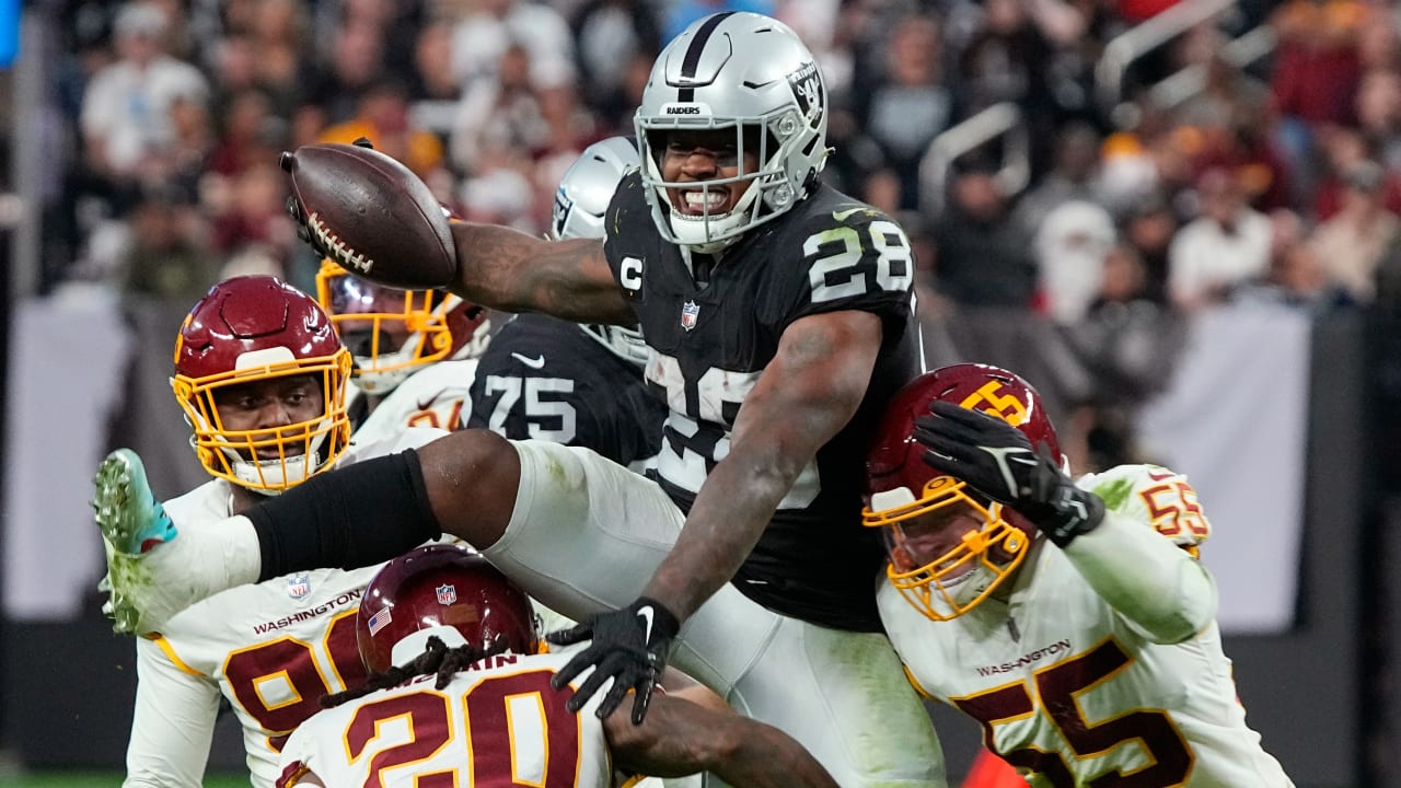 Las Vegas Raiders running back Josh Jacobs gets MAJOR air on hurdle to ...