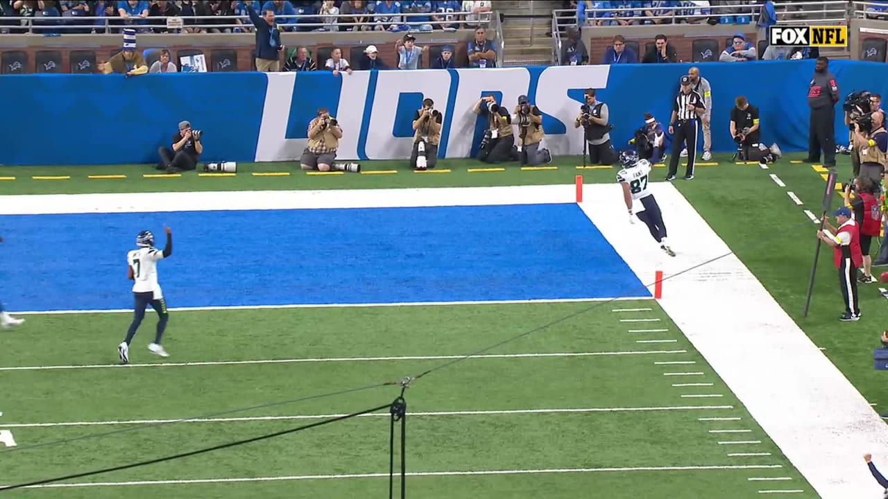 Seattle Seahawks quarterback Geno Smith flips easy 2-yard TD pass to ...