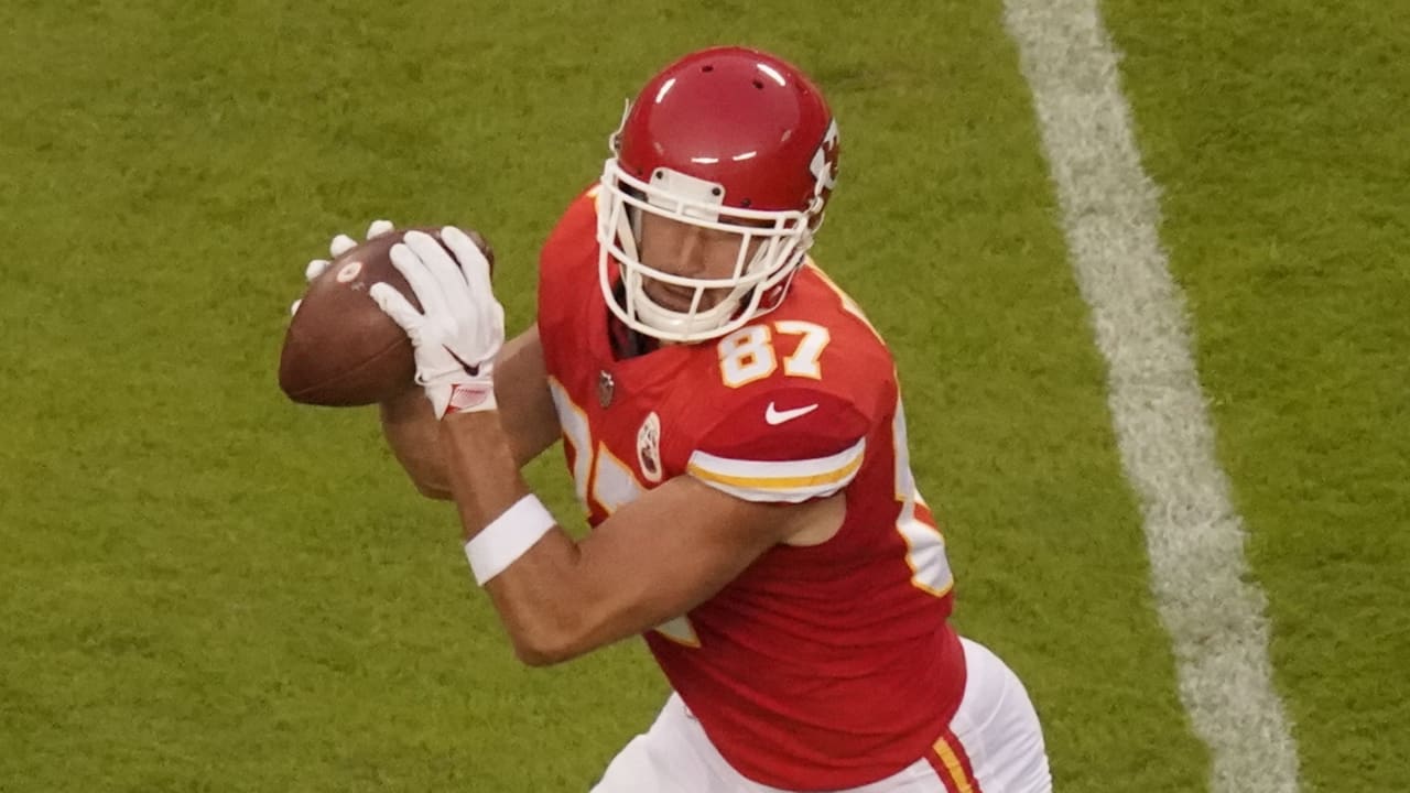 Kansas City Chiefs quarterback Patrick Mahomes drops over-the-shoulder DIME to tight end Travis ...