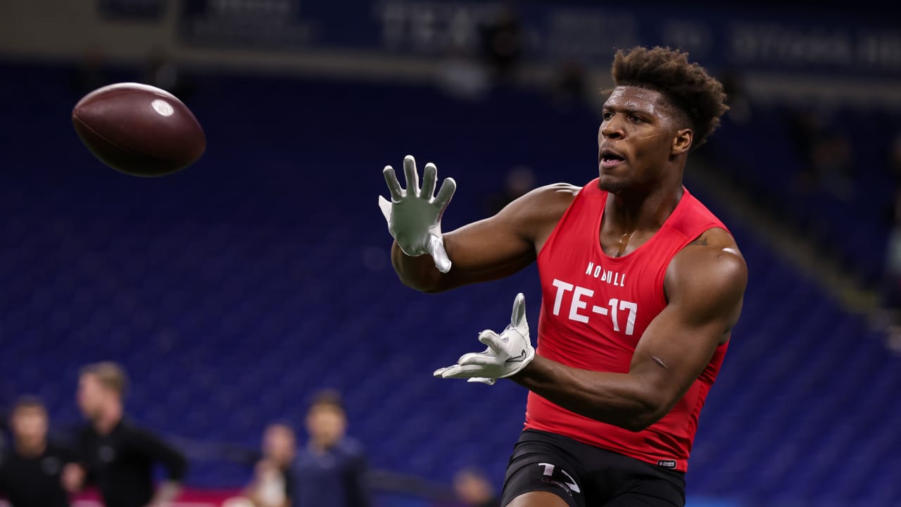 Tight end Darnell Washington makes eye-popping one-handed catch during ...