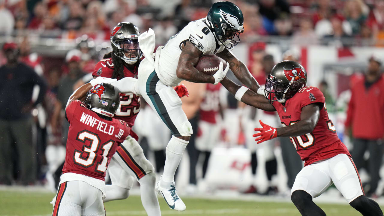 Philadelphia Eagles running back D'Andre Swift ends 26-yard run with an ...