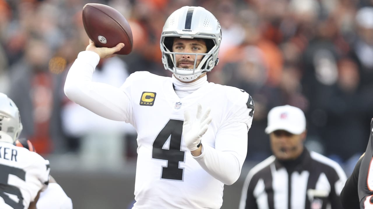 Las Vegas Raiders quarterback Derek Carr lofts chain-moving 17-yard ...