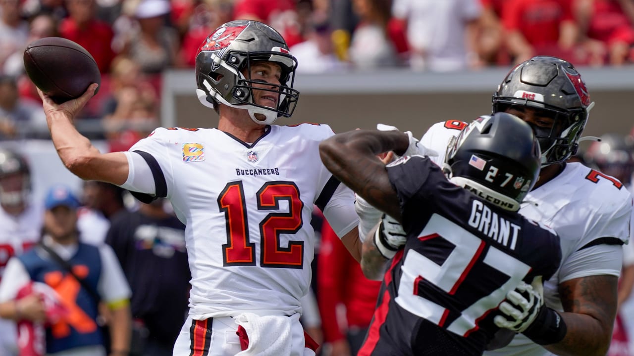 Tampa Bay Buccaneers quarterback Tom Brady finds wide receiver Chris ...