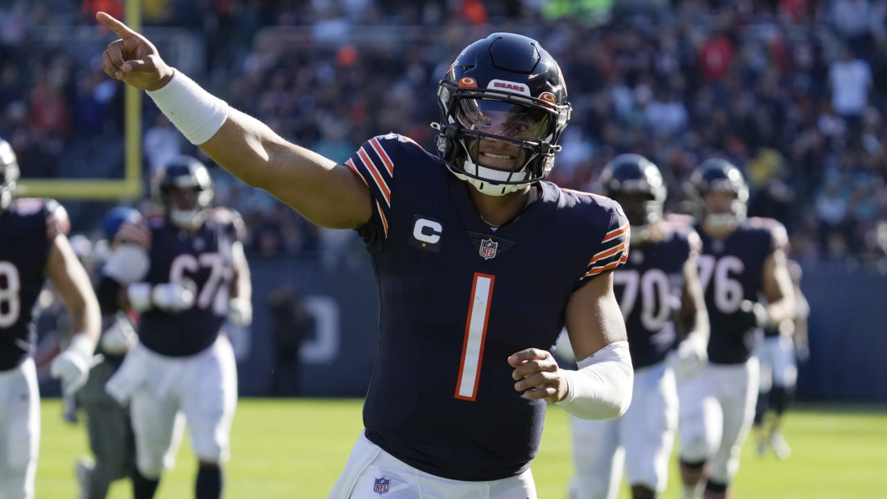 NFL QB Index, Week 10: Justin Fields vaults into top 10; Matthew ...