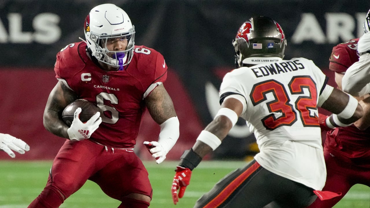 Arizona Cardinals running back James Conner bounces it outside for 11 ...