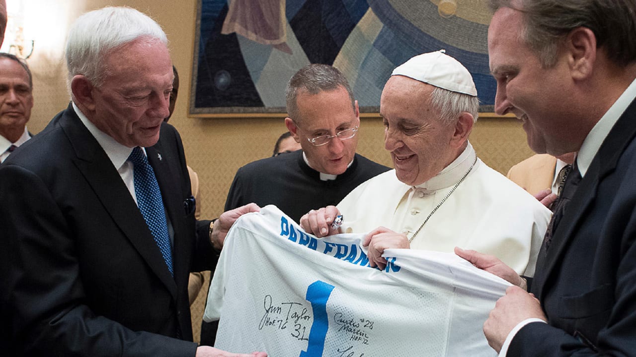 Jerry Jones meets with Pope Francis at Vatican