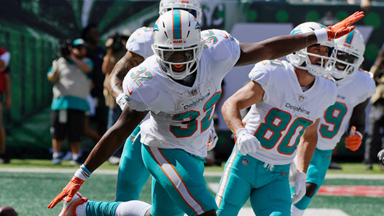 Kenyan Drake celebrates with jet wings after TD
