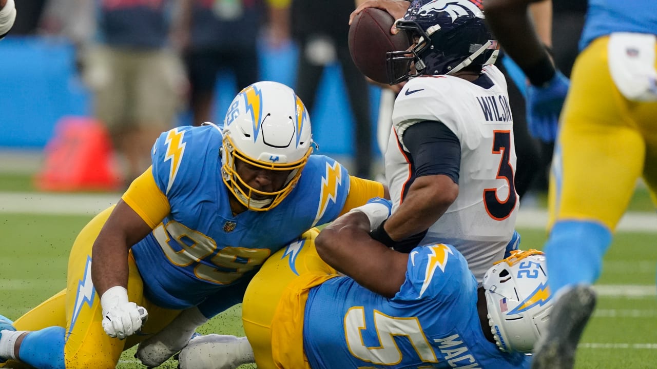 Los Angeles Chargers linebacker Khalil Mack powers his way toward ...
