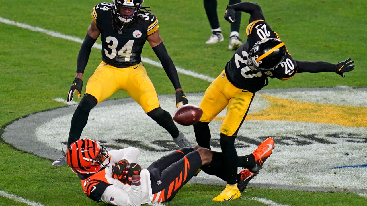 Pittsburgh Steelers defense strips the ball from Cincinnati Bengals ...