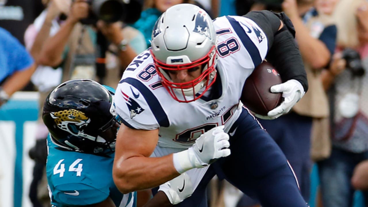 Rob Gronkowski evades defender with slick hesitation move