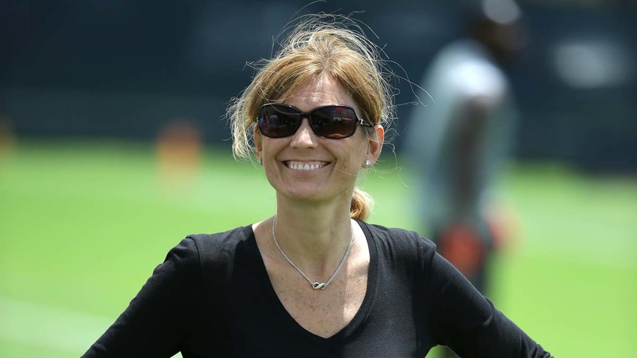 Aponte transitioning out of role as Dolphins exec